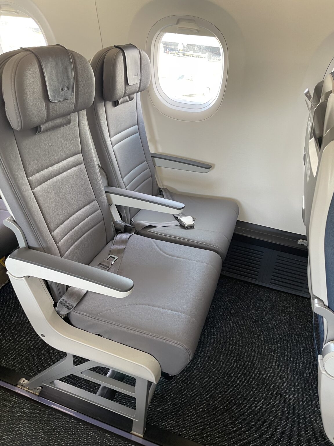 Porter Airlines Flight Review - Vancouver to Toronto on Embraer E195-E2 ...