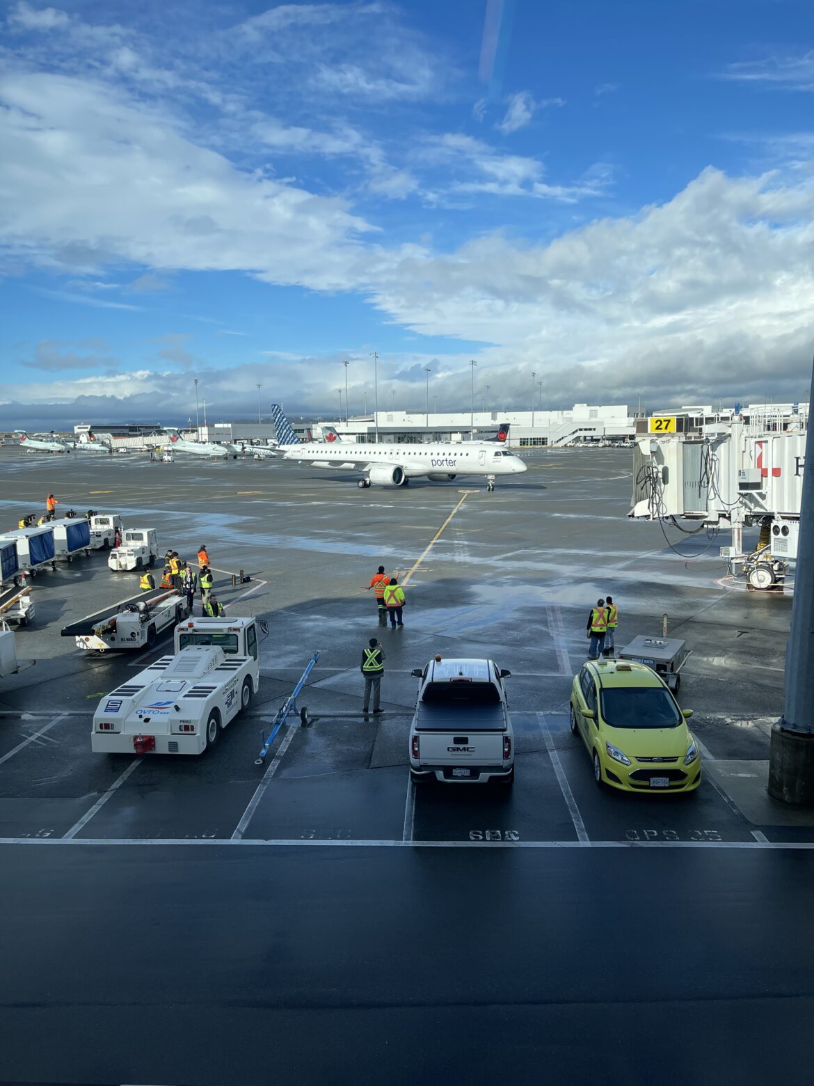 Porter Airlines Flight Review - Vancouver to Toronto on Embraer E195-E2 ...