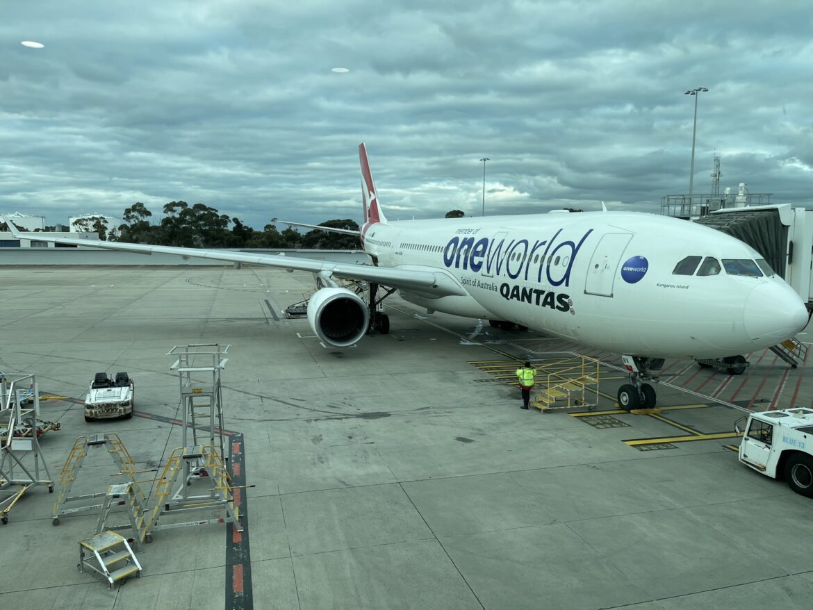 Review – Qantas A330 Business Class from Melbourne to Sydney - Points ...