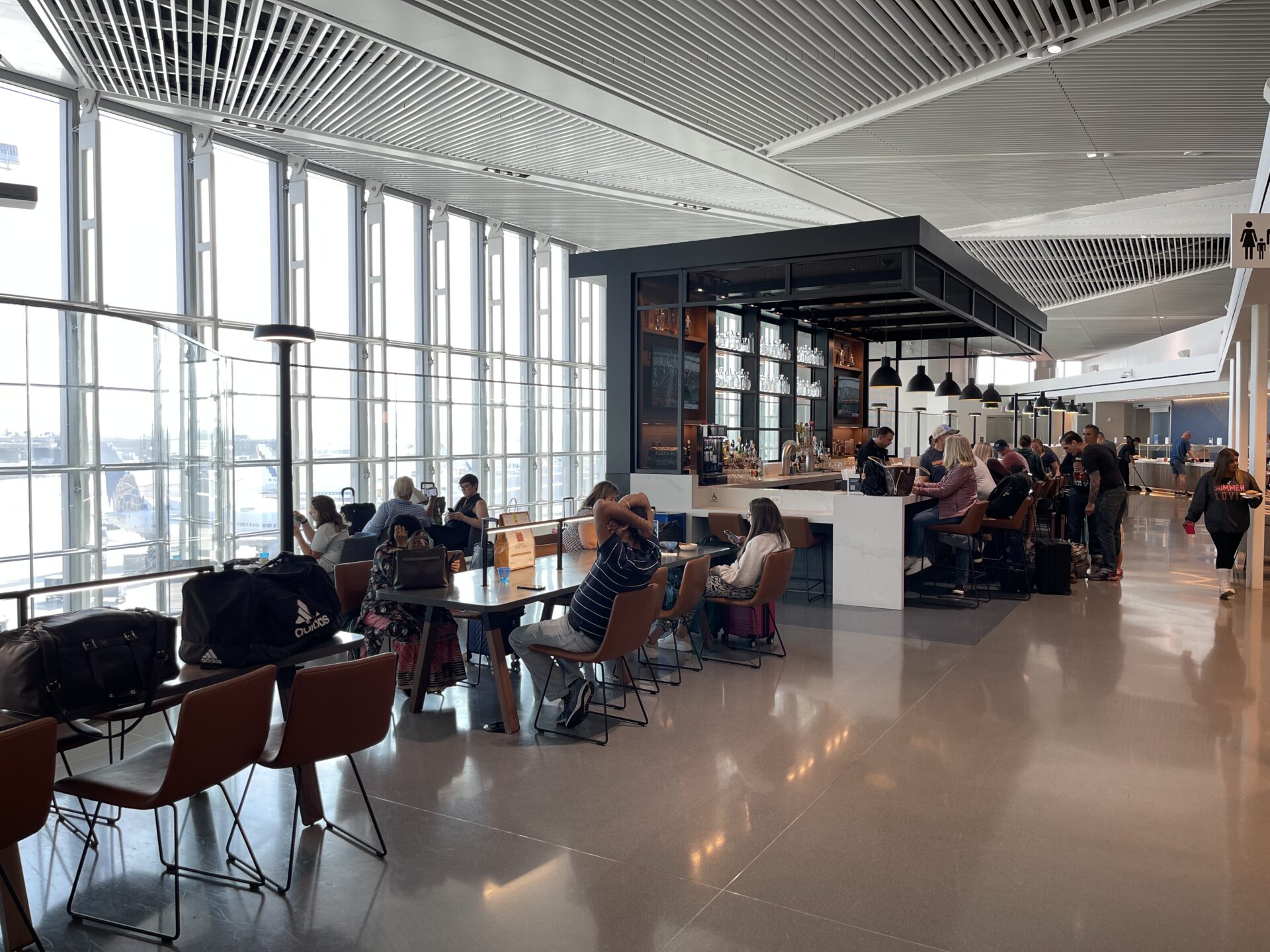 The new United Club Lounge in Terminal A at Newark EWR - Points Miles ...