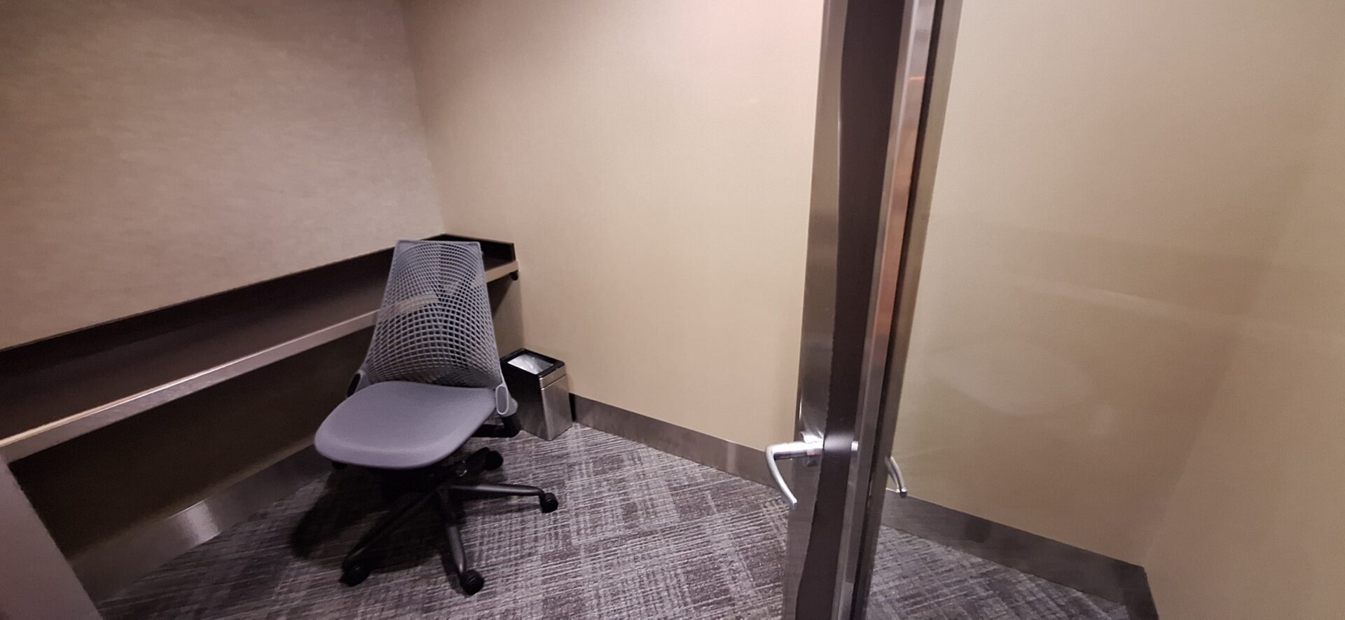 Lounge Review: American Admirals Club JFK - Points Miles and Bling