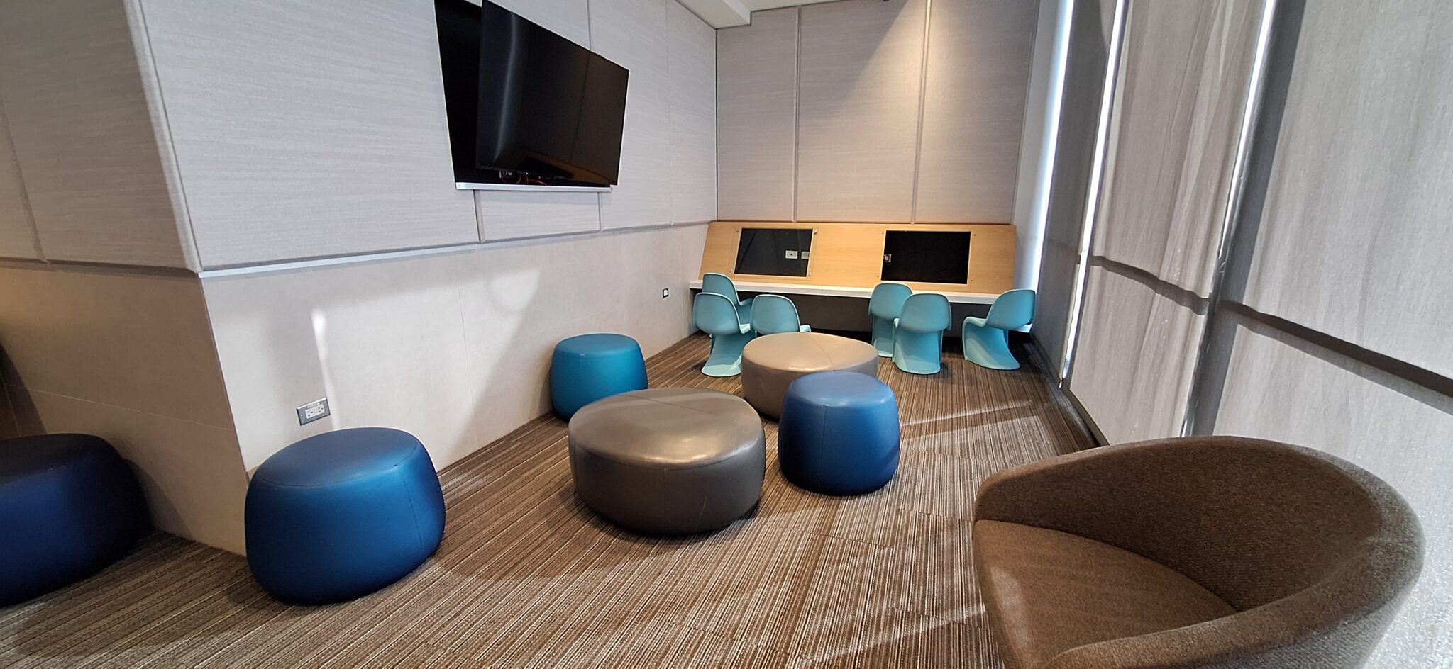 Review: American Airlines Admirals Club Lounge ORD - Points Miles and Bling