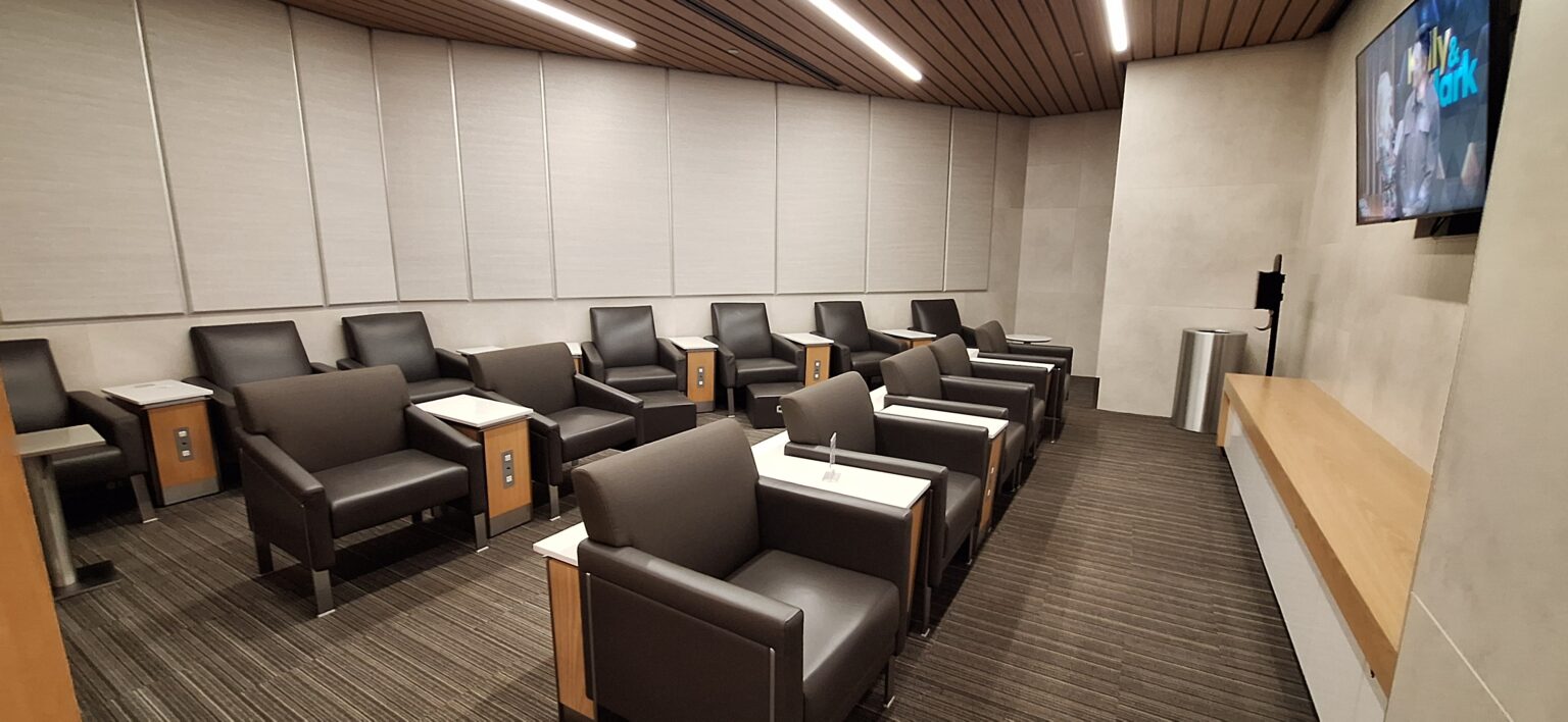 Review: American Airlines Admirals Club Lounge ORD - Points Miles and Bling